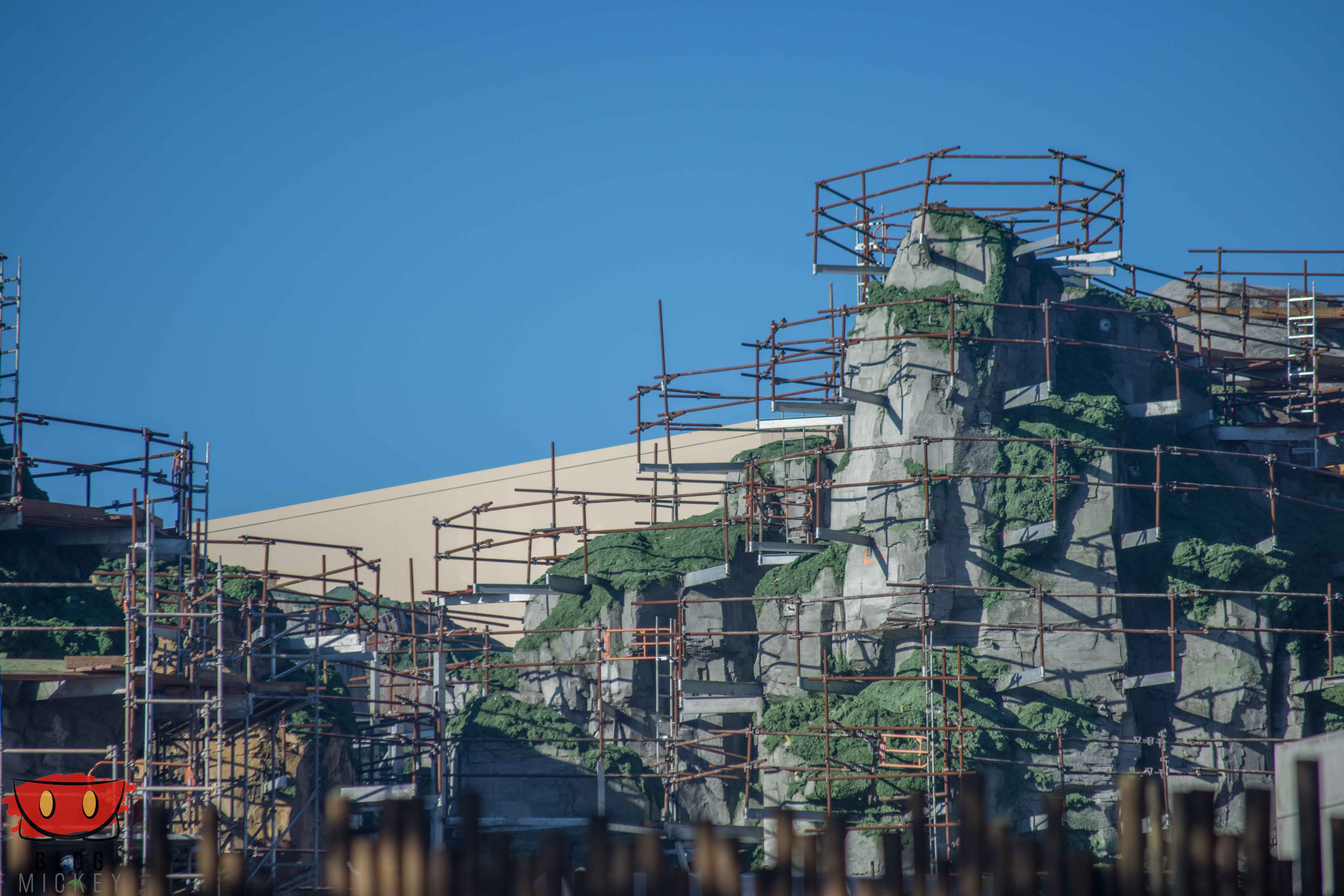 PHOTOS - A look back at the construction of the floating mountains of ...