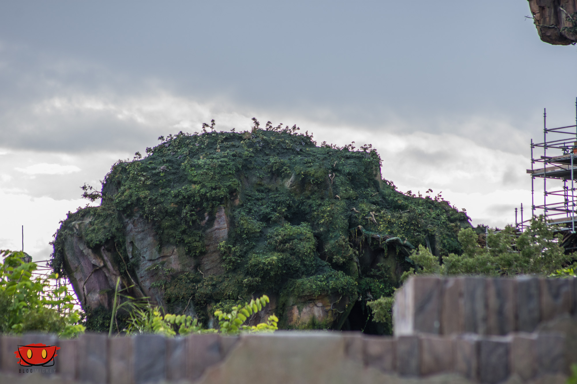 PHOTOS - A look back at the construction of the floating mountains of ...