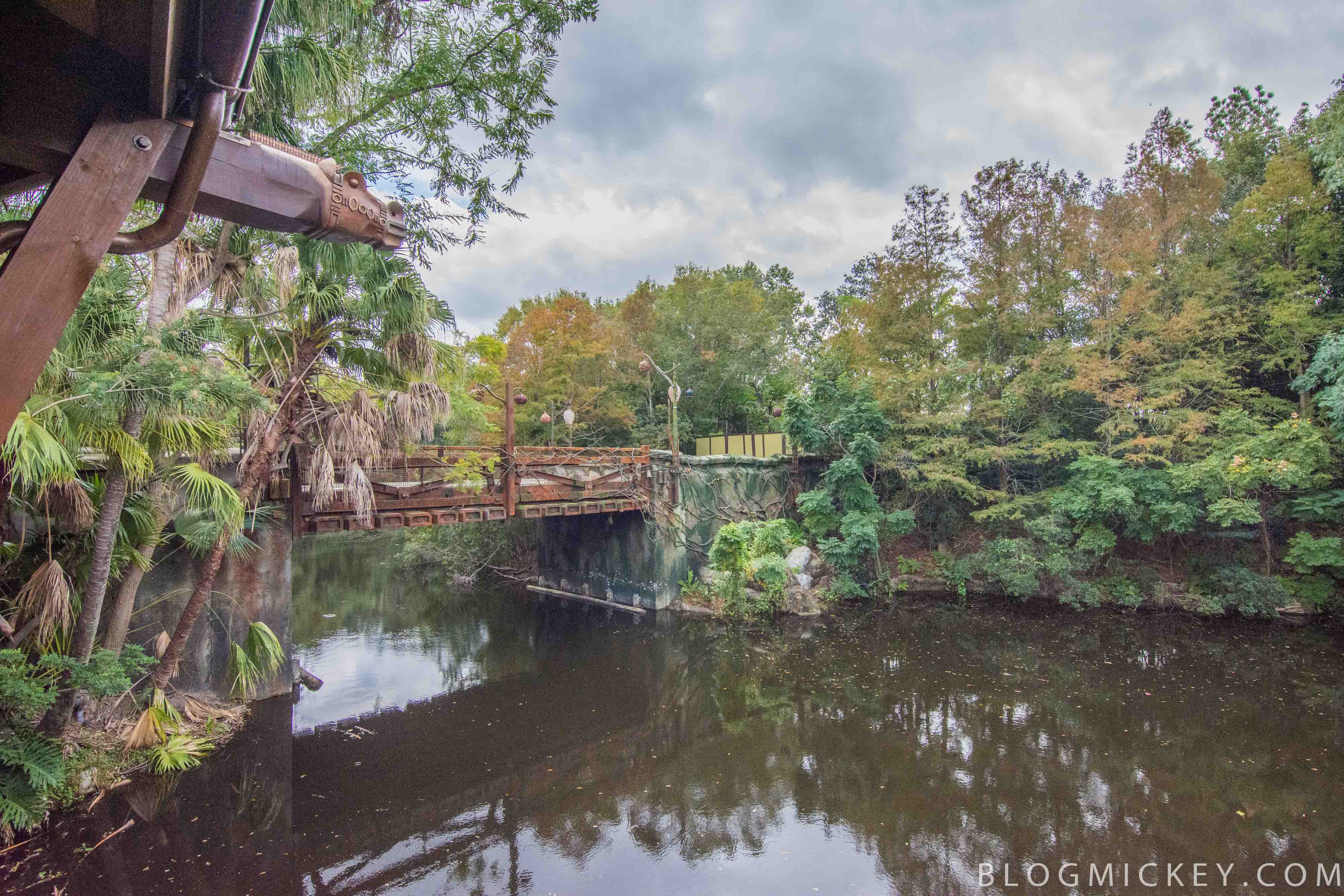 PHOTOS - A look back at the construction of the floating mountains of ...