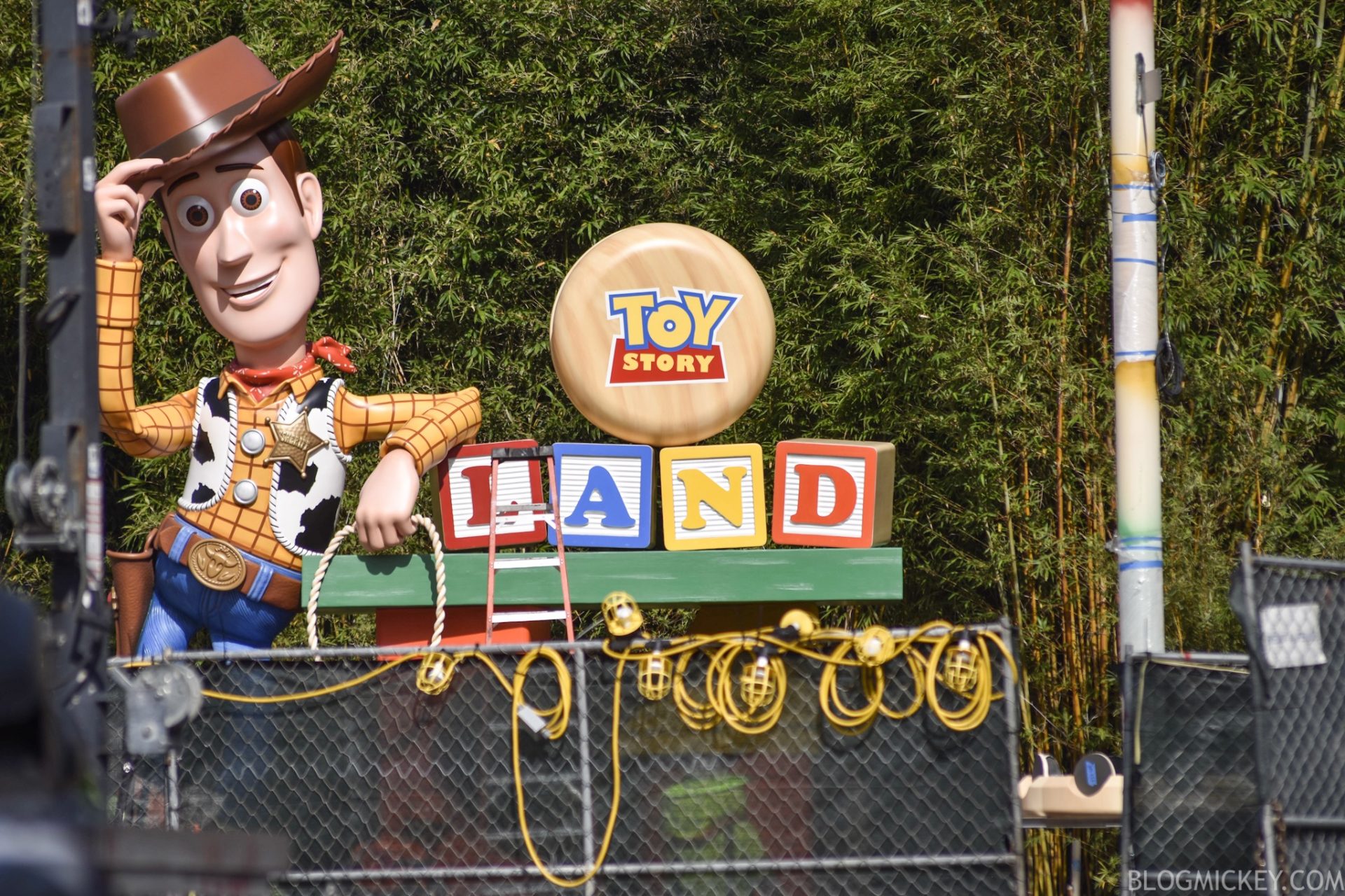 FIRST LOOK: Woody Figure Arrives in Toy Story Land at Disney's ...