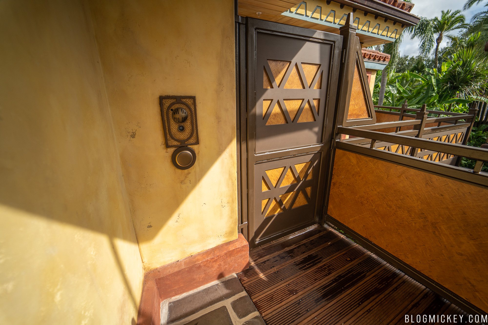PHOTOS Club 33 Exterior Completed At Magic Kingdom