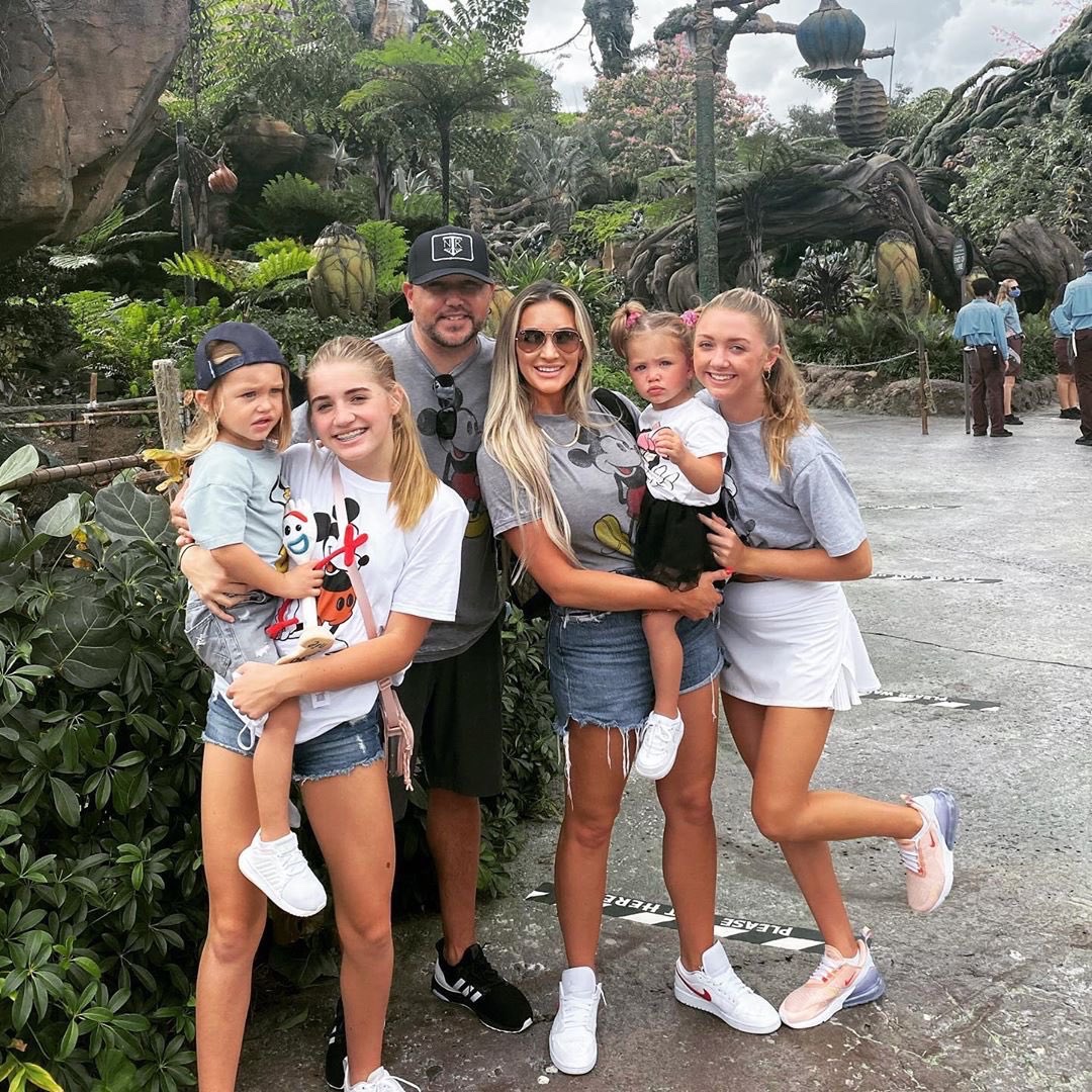 Country Music Star Jason Aldean Deletes Maskless Photo Taken at Disney ...