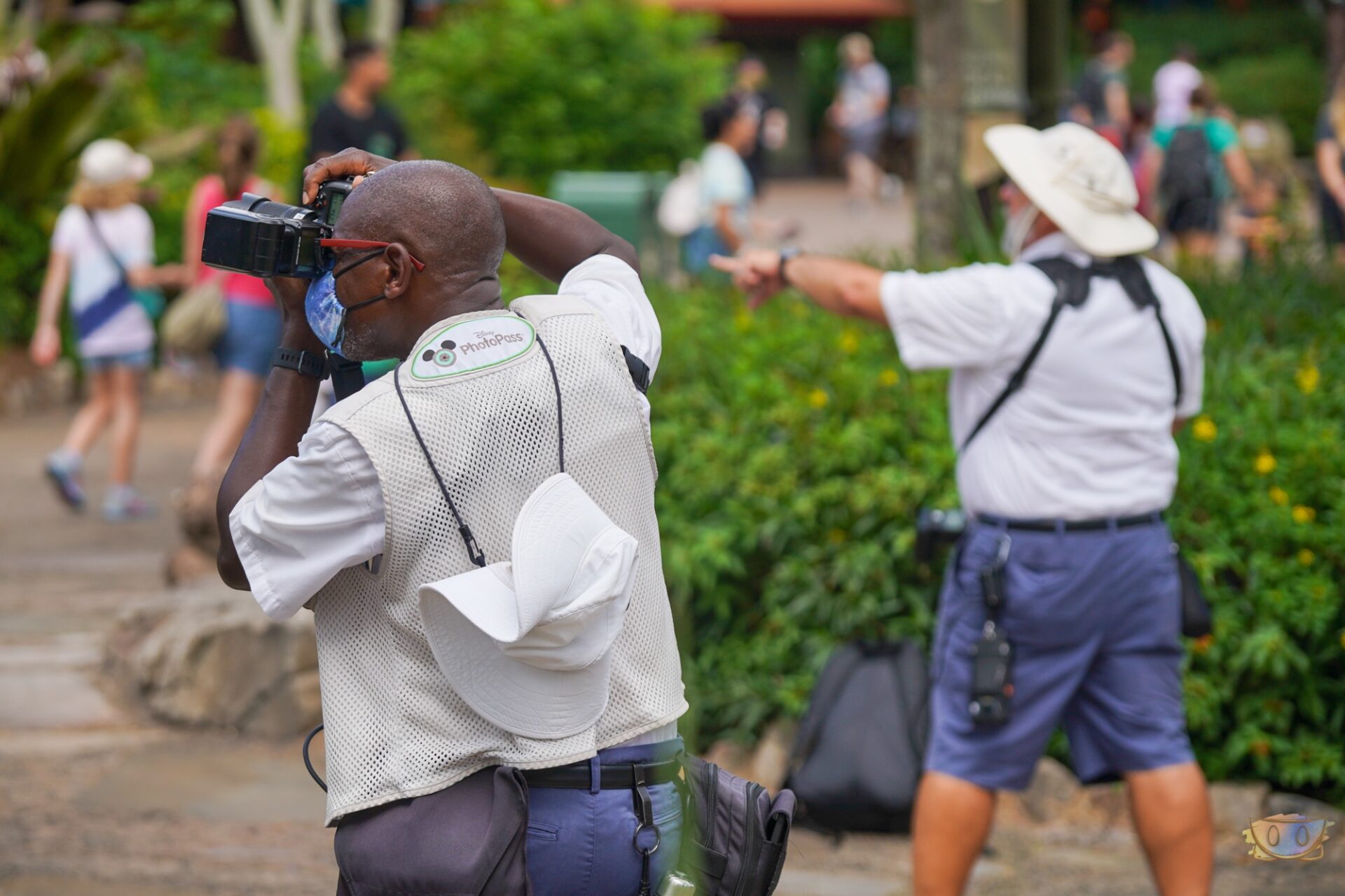 PhotoPass Cast Members Receive New, Subtle "Vest-less" Costume; Drops ...