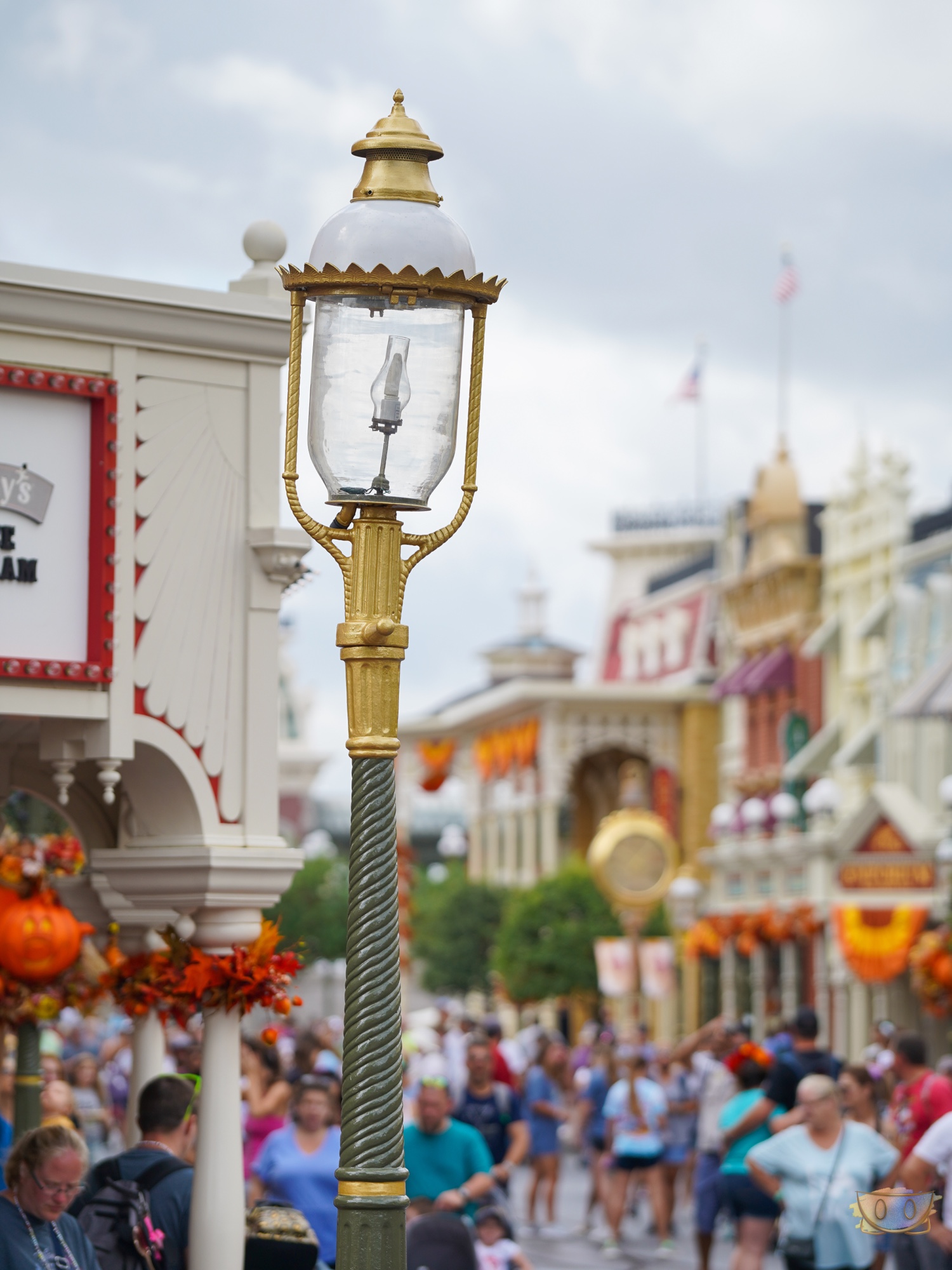 Main Street USA Lampposts Receive Touch of Gold for Disney World 50th ...