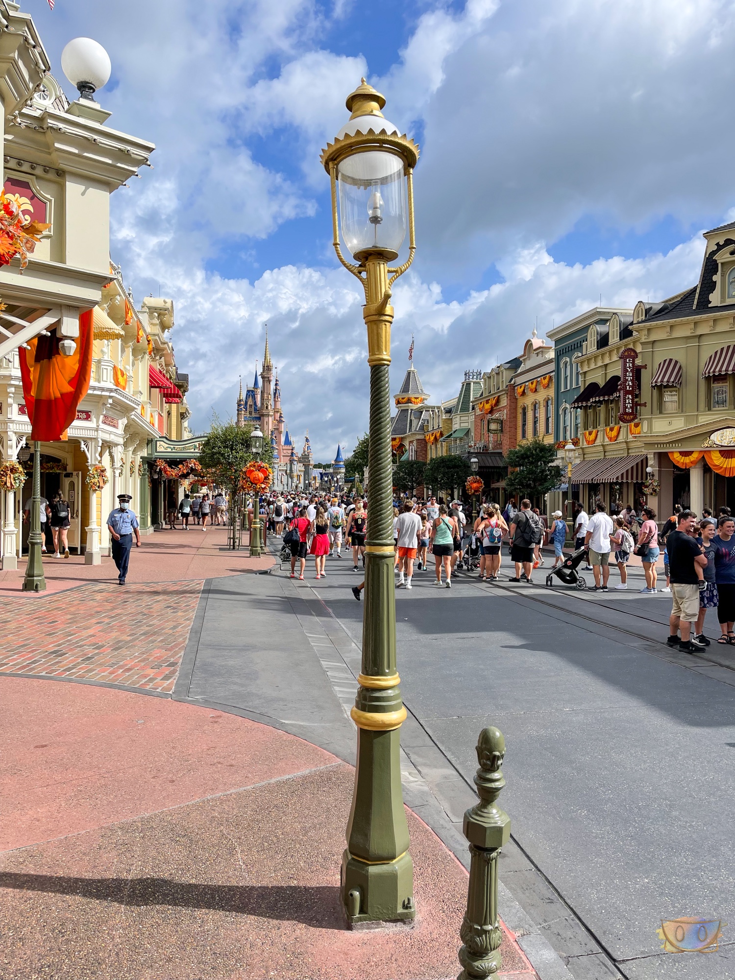 Main Street USA Lampposts Receive Touch of Gold for Disney World 50th ...