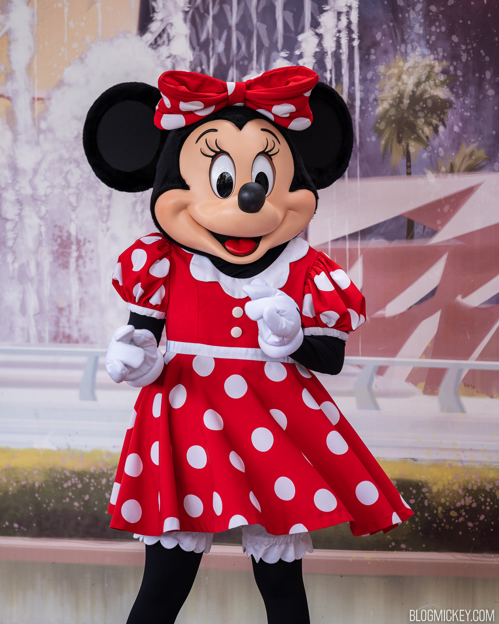 Minnie & Pluto Swap Places at EPCOT