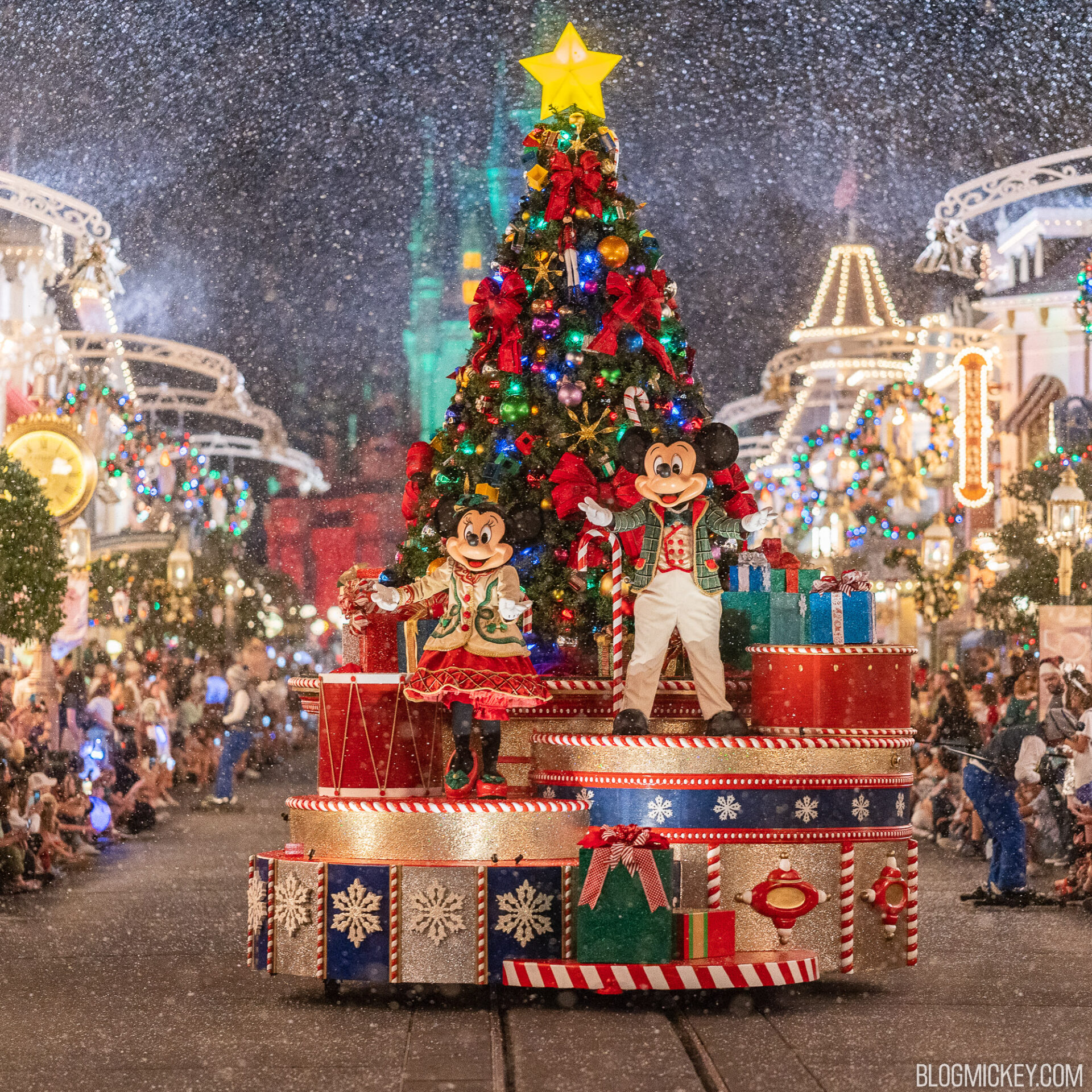 Mickey's Once Upon a Christmastime Parade at Mickey's Very Merry ...