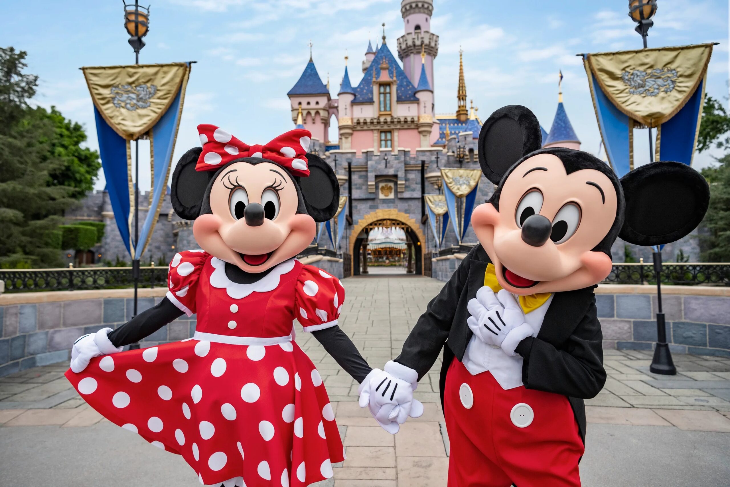 Disneyland Characters & Parade Performers Vote for Unionization, Join ...