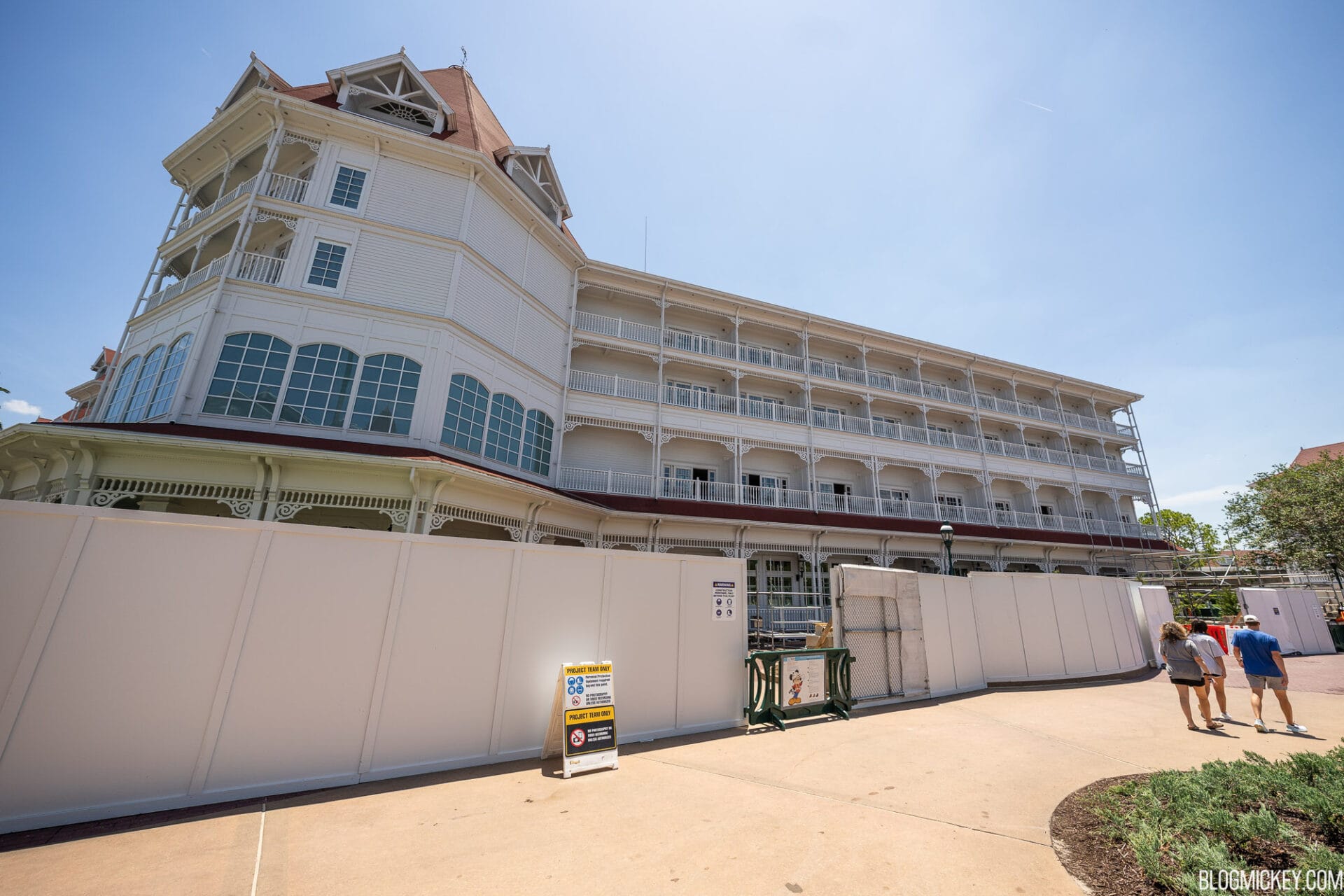 High-Reach Lifts & Expanding Construction Walls for Grand Floridian ...