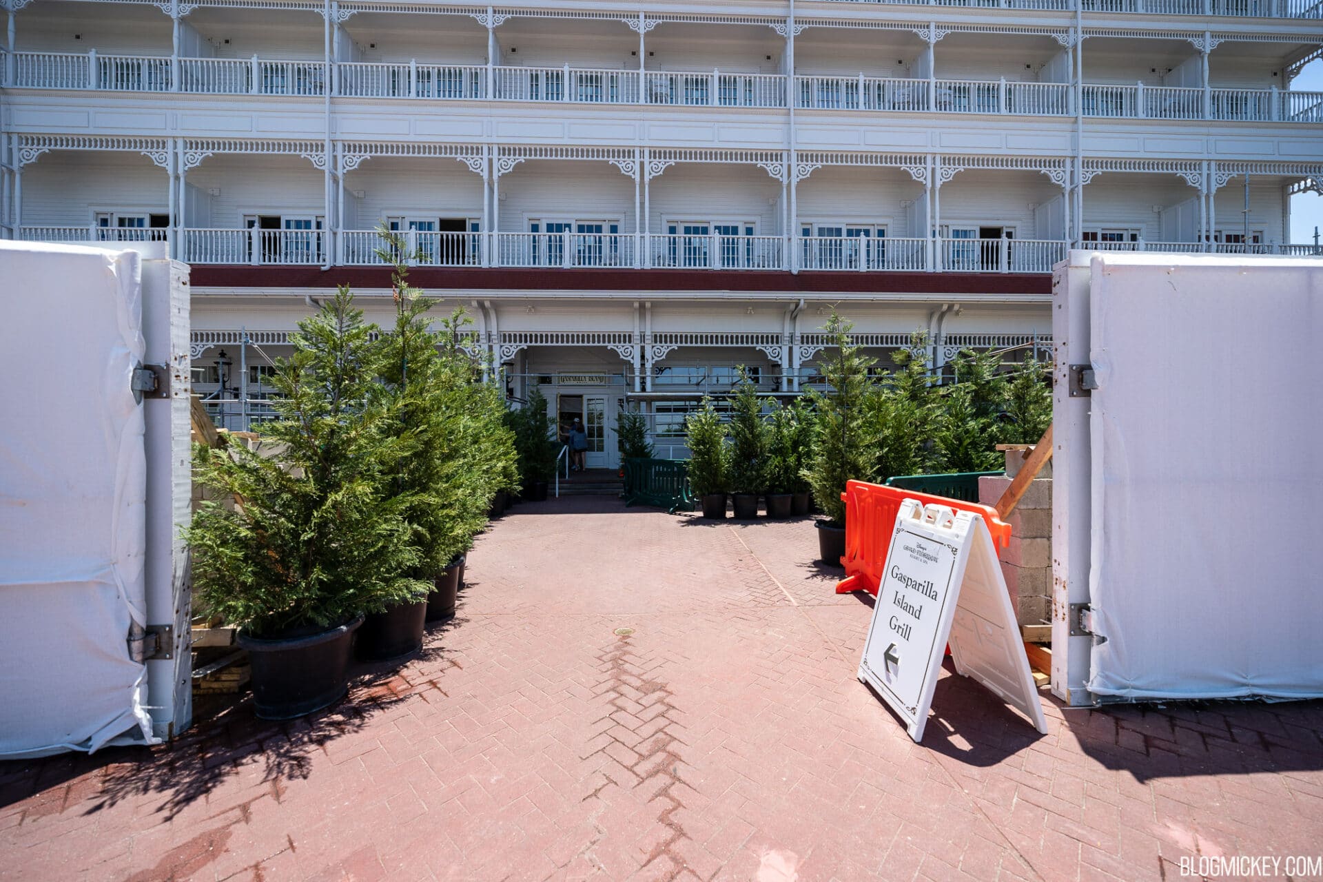 High-Reach Lifts & Expanding Construction Walls for Grand Floridian ...