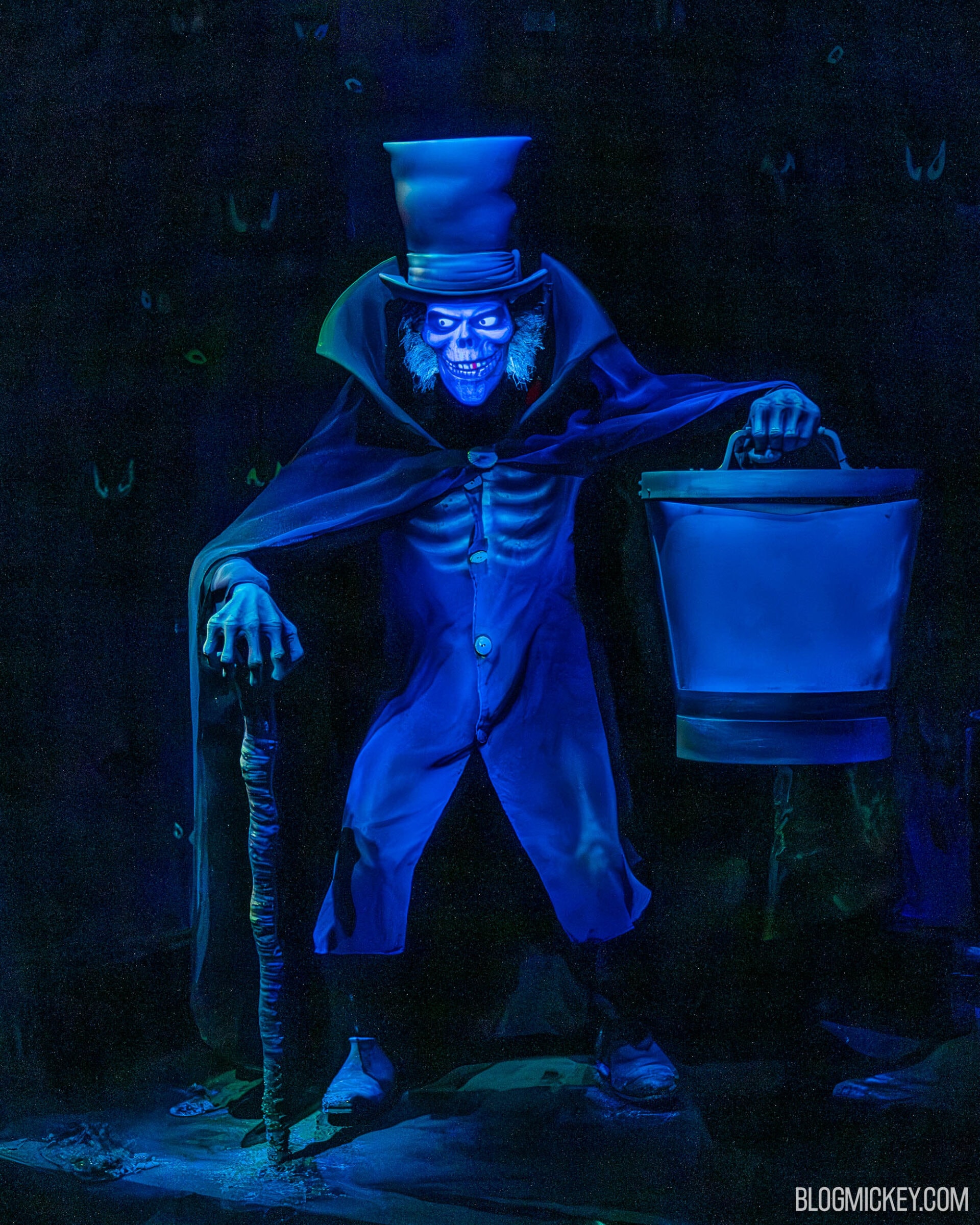 PHOTOS, VIDEO: Hatbox Ghost Materializes at Haunted Mansion in Magic ...