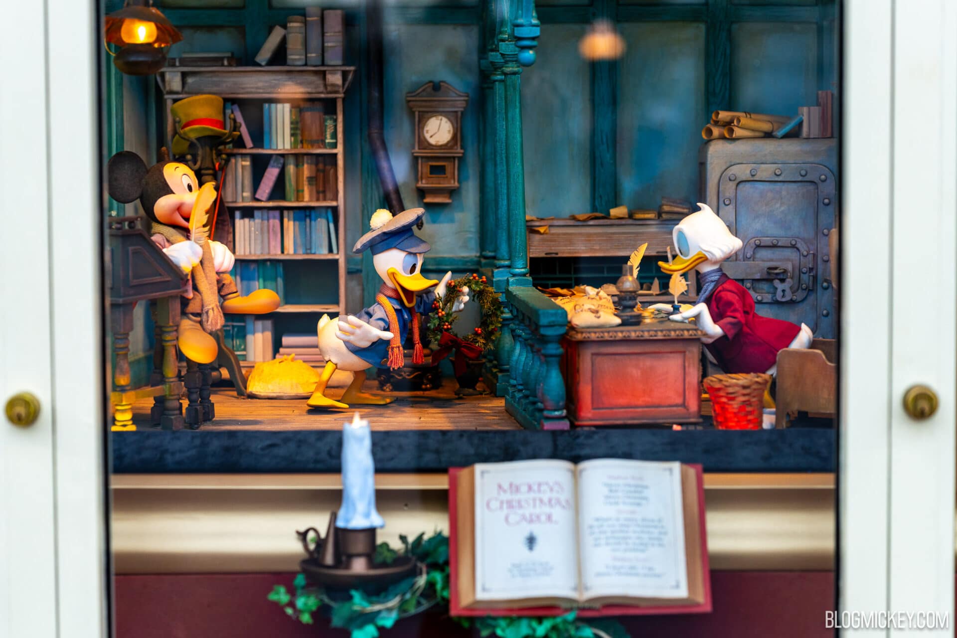 ‘Mickey’s Christmas Carol’ Window Display Returns to Main Street USA ...