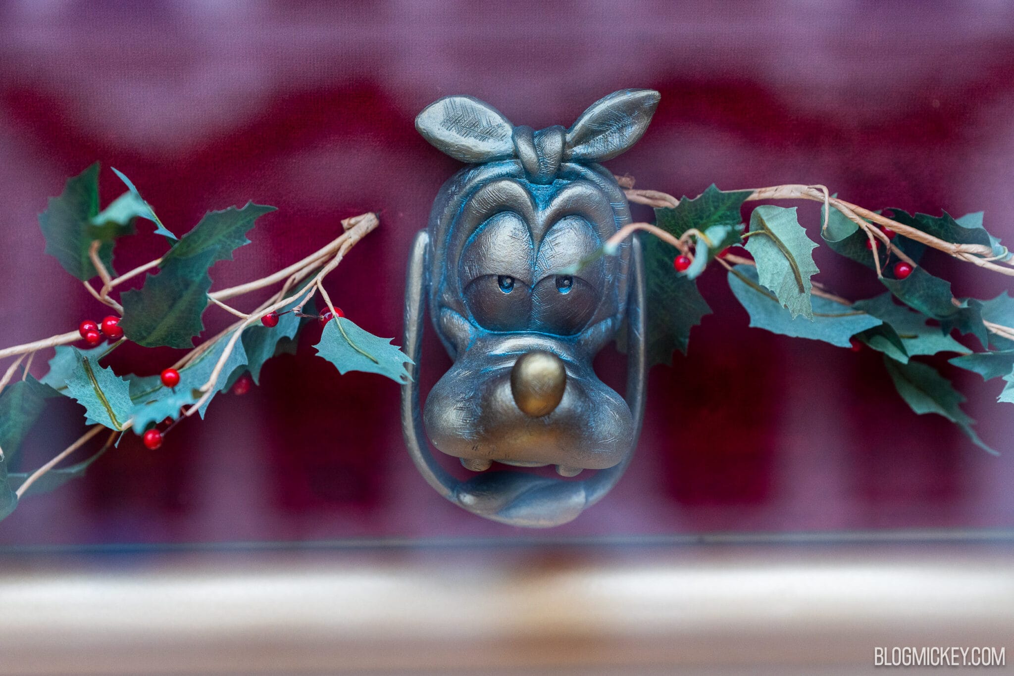 ‘Mickey’s Christmas Carol’ Window Display Returns to Main Street USA ...