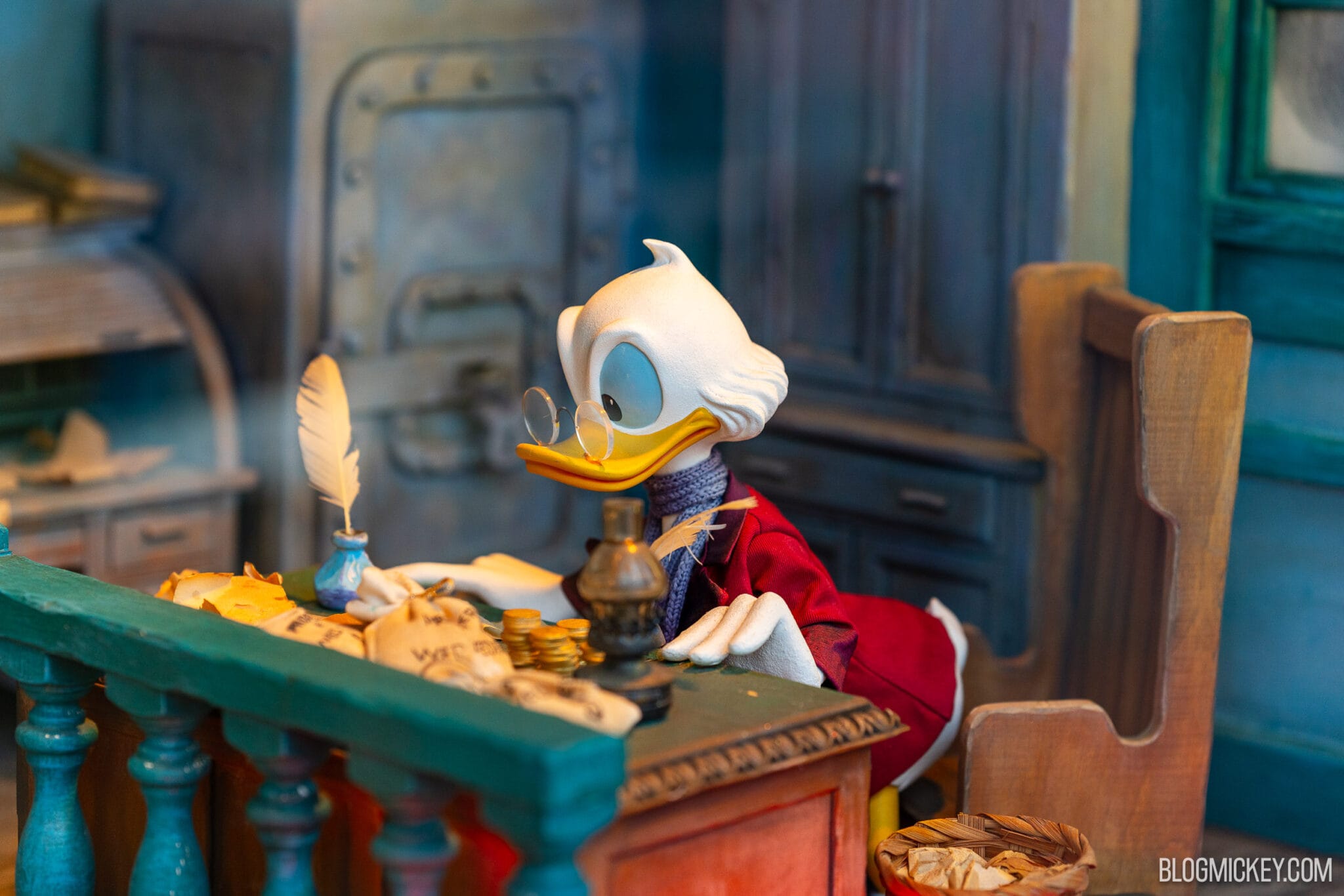 ‘Mickey’s Christmas Carol’ Window Display Returns to Main Street USA ...