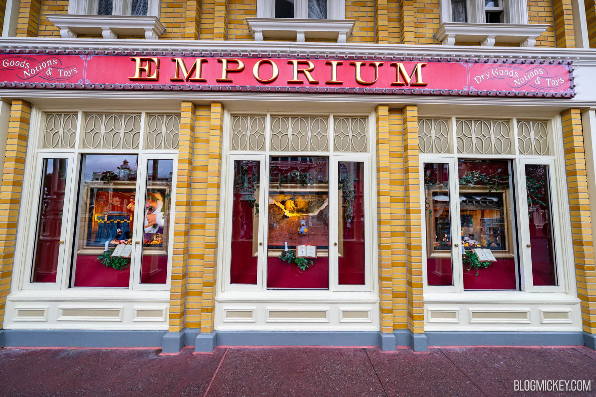 ‘Mickey’s Christmas Carol’ Window Display Returns to Main Street USA ...