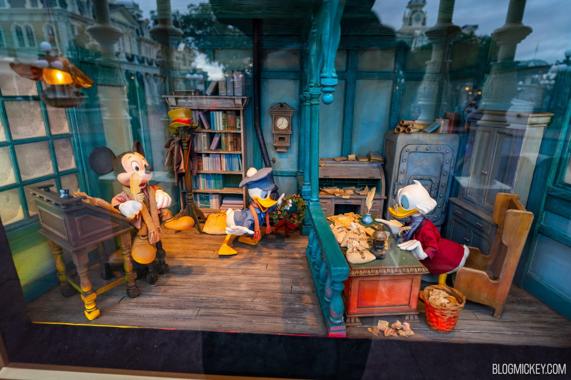 ‘Mickey’s Christmas Carol’ Window Display Returns to Main Street USA ...