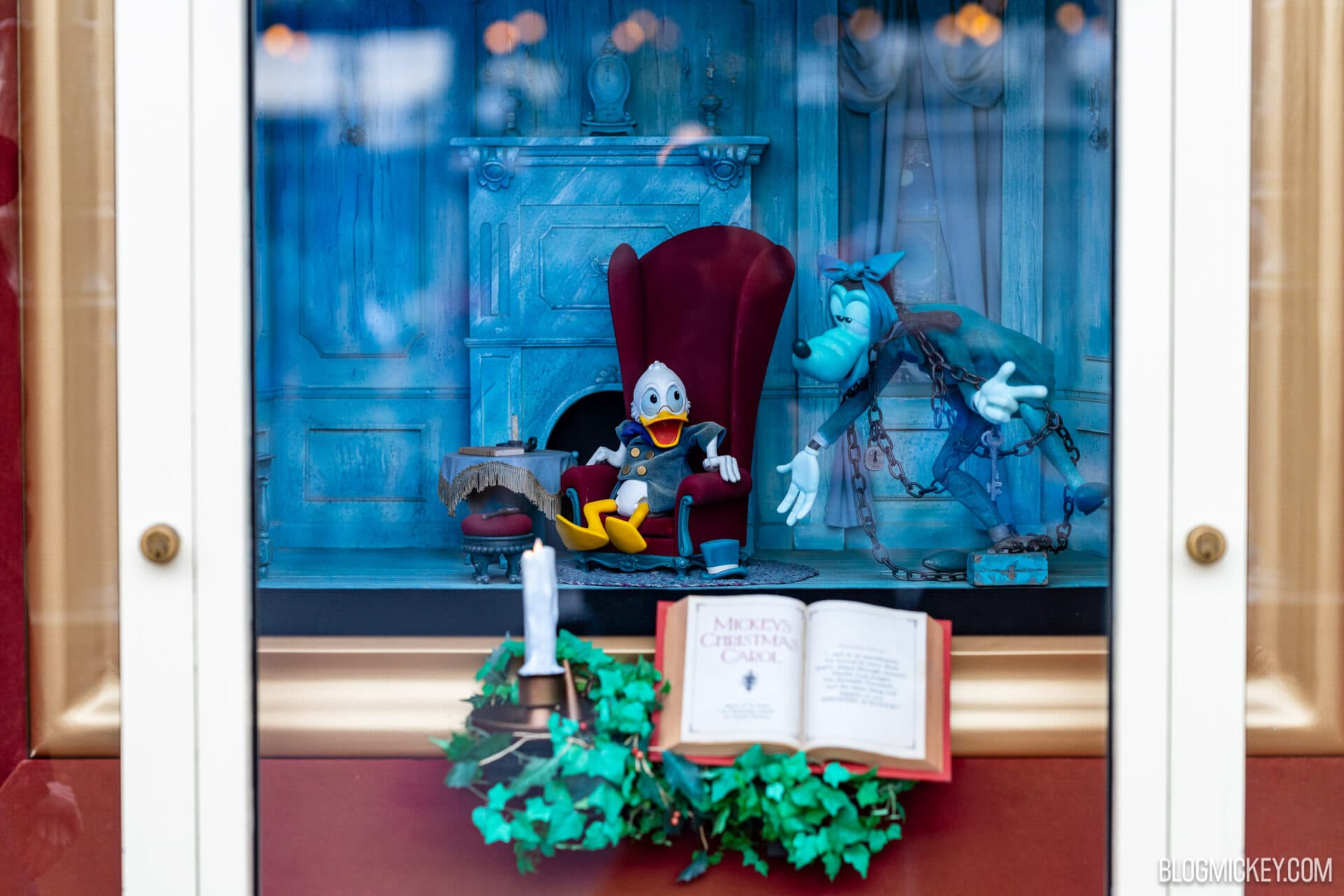 ‘Mickey’s Christmas Carol’ Window Display Returns to Main Street USA ...