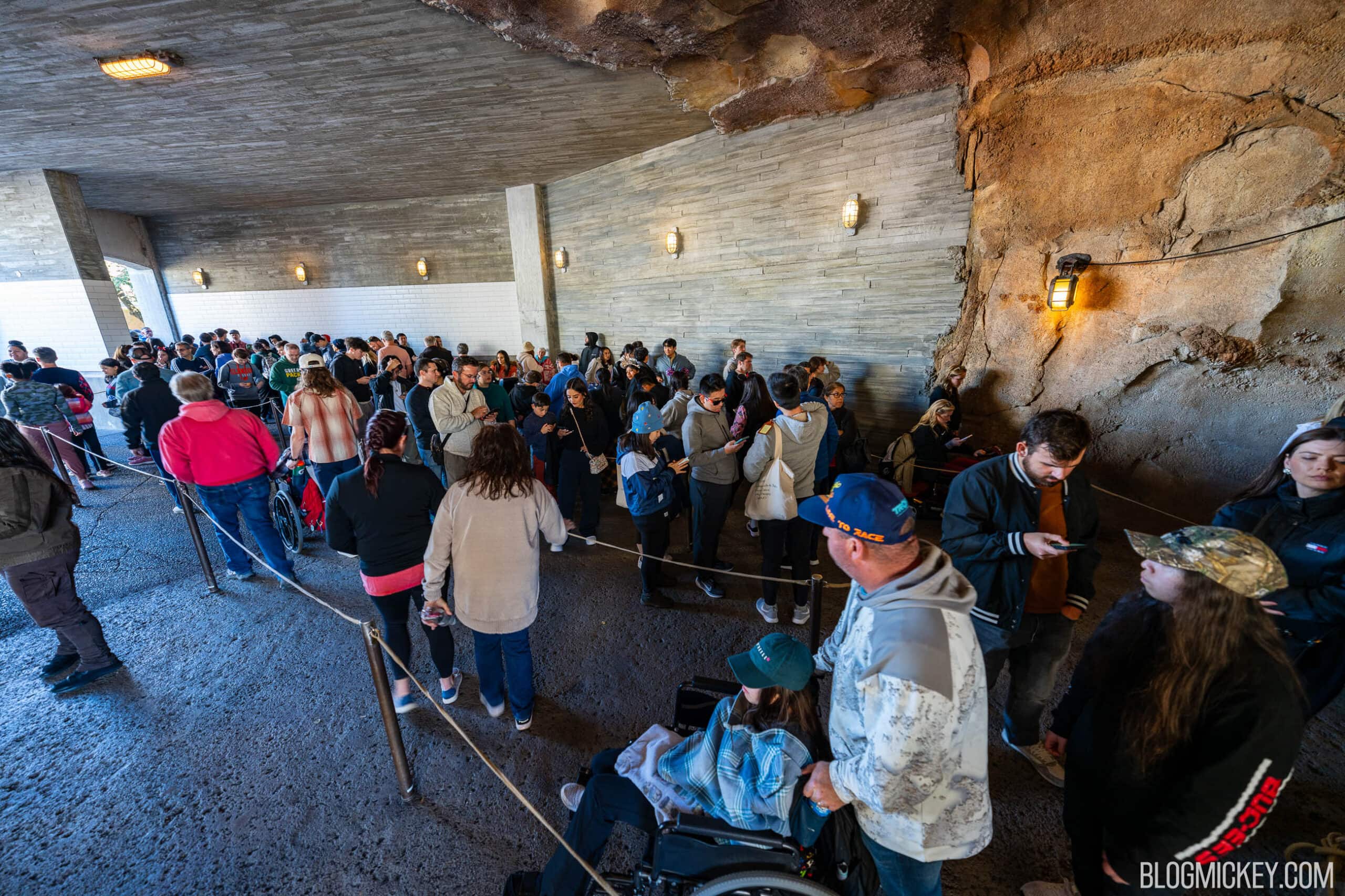 Extended Queues & Long Wait Times as Crowds Begin to Build for Peak ...
