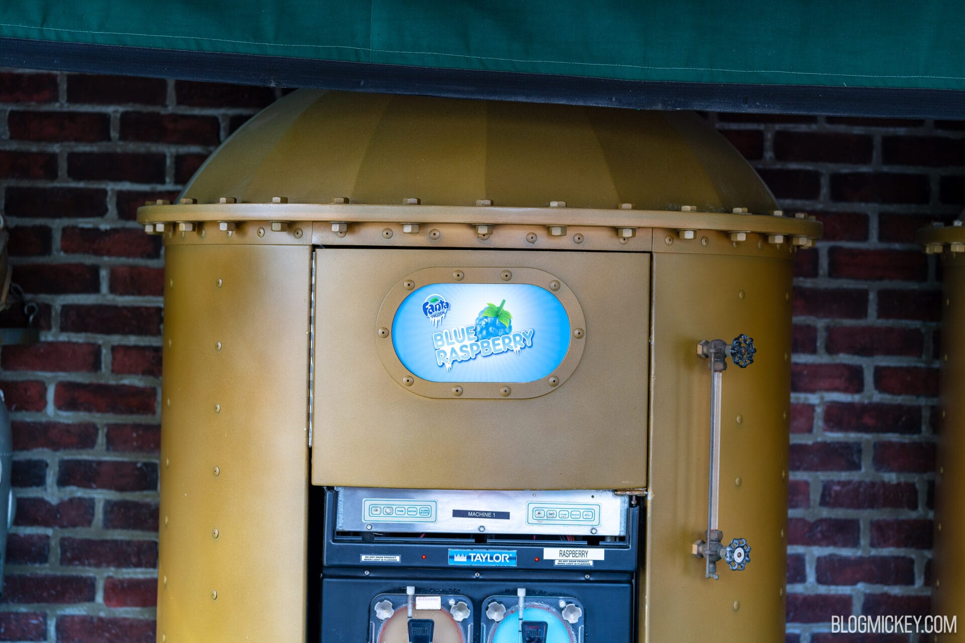 PHOTOS: Peevy's Polar Pipeline Frozen Coke Stand with References to ...